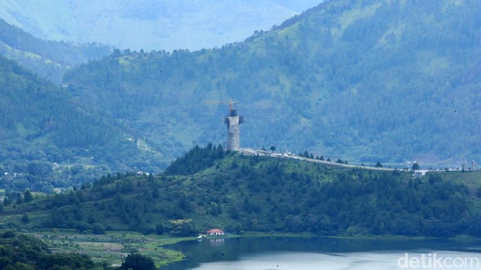 Menikmati Keindahan Danau Toba Dari Bukit Holbung