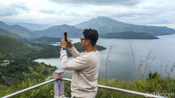 Menikmati Keindahan Danau Toba Dari Bukit Holbung