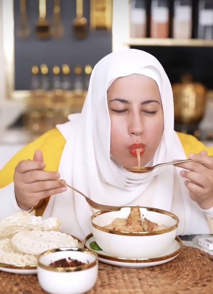 Momen Seru Tasyi Athasyia Saat Mukbang ASMR Nasi Padang dan Bakso