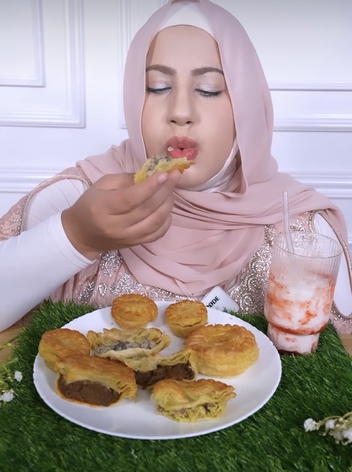 Momen Seru Tasyi Athasyia Saat Mukbang ASMR Nasi Padang dan Bakso