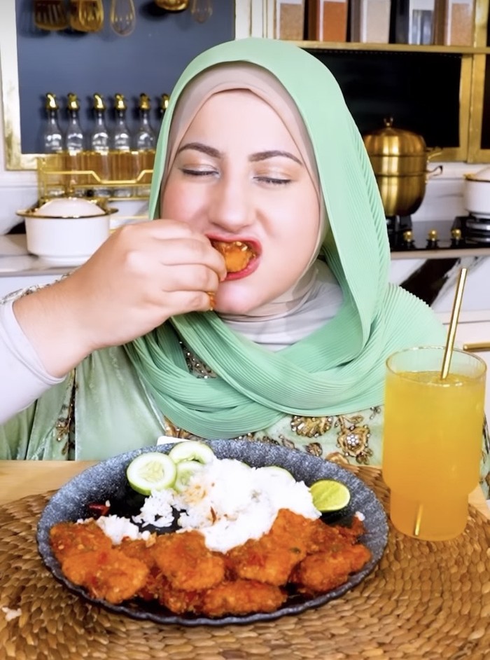 Momen Seru Tasyi Athasyia Saat Mukbang ASMR Nasi Padang dan Bakso
