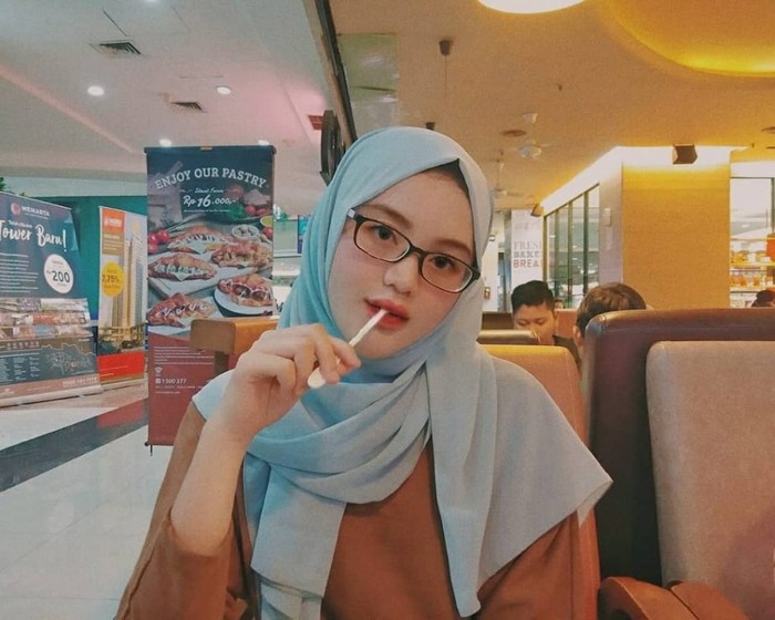 Potret Tia Septiana yang Rajin Bantu Mandra di 'Dapur Ngacir'