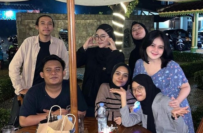 Potret Tia Septiana yang Rajin Bantu Mandra di 'Dapur Ngacir'