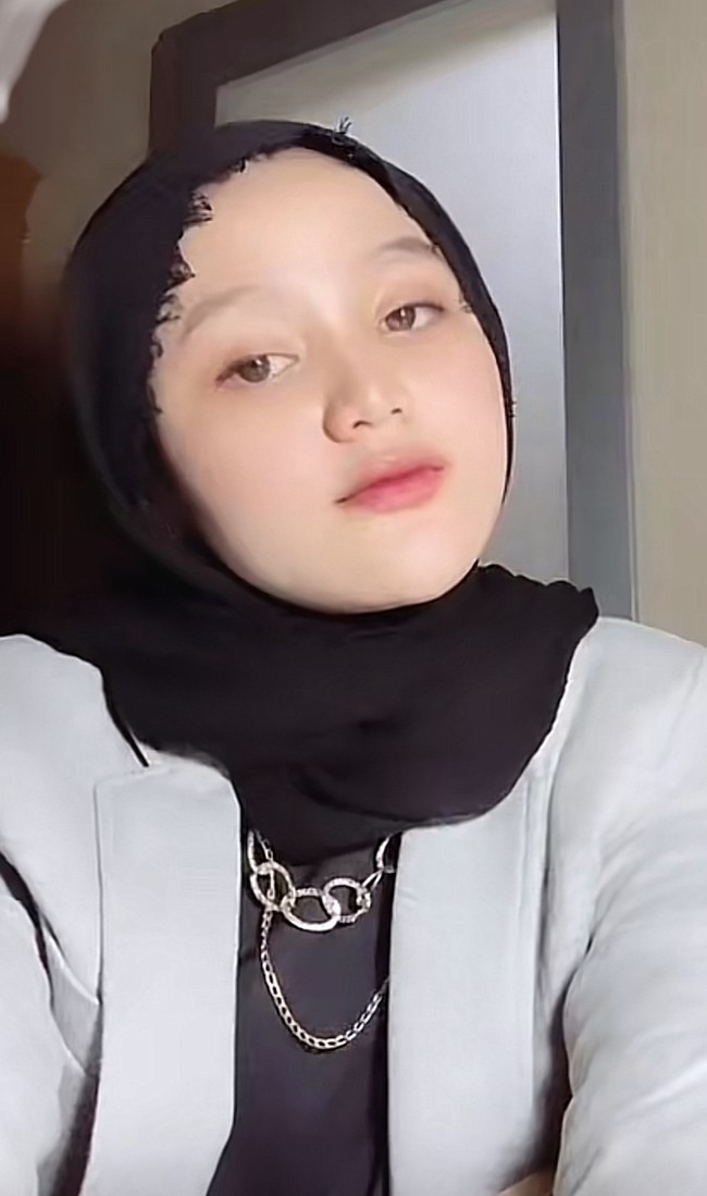 7 Potret Cantik Tia Septiana, Putri Kedua Mandra 'Si Doel' yang Curi Atensi