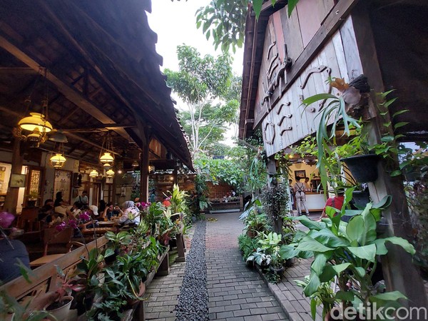 Kafe Jadul ala Yogya yang Penuh Barang Antik di Tangsel