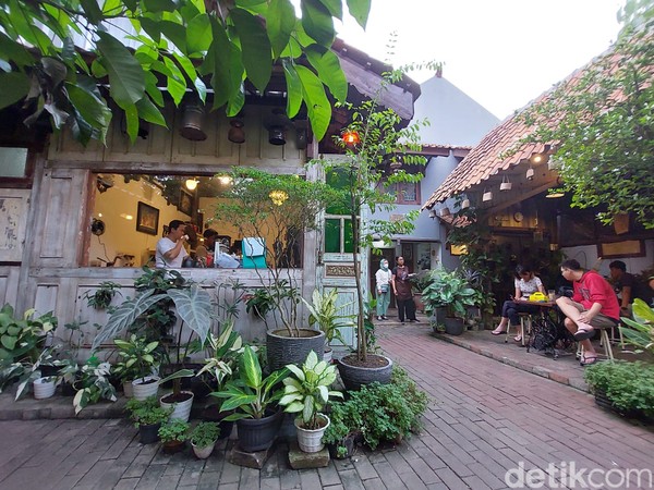 Kafe Jadul ala Yogya yang Penuh Barang Antik di Tangsel