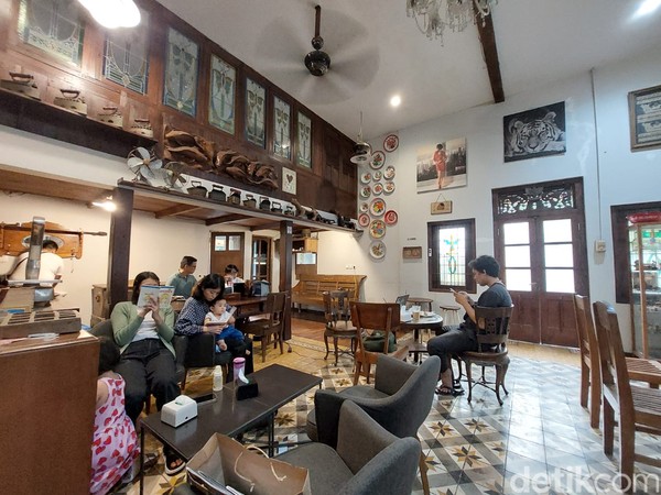 Kafe Jadul ala Yogya yang Penuh Barang Antik di Tangsel