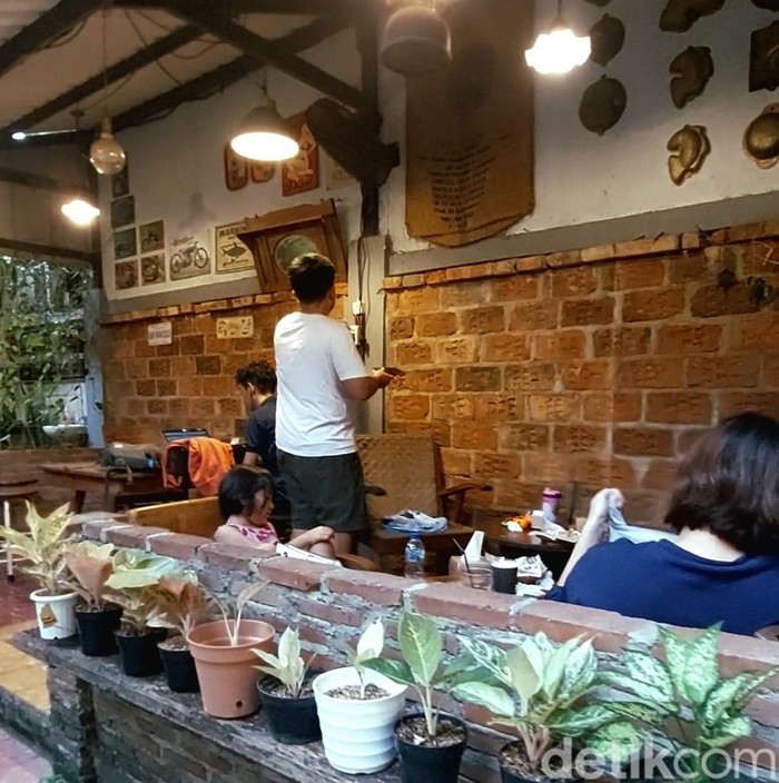 Kafe Jadul ala Yogya yang Penuh Barang Antik di Tangsel
