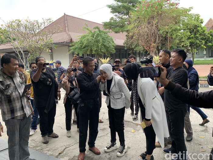 Potret Putri Ariani Sang Golden Buzzer AGT 2023 Disambut Sekolahnya SMM ... Potret Putri Ariani Sang Golden Buzzer AGT 2023 Disambut Sekolahnya SMM ...