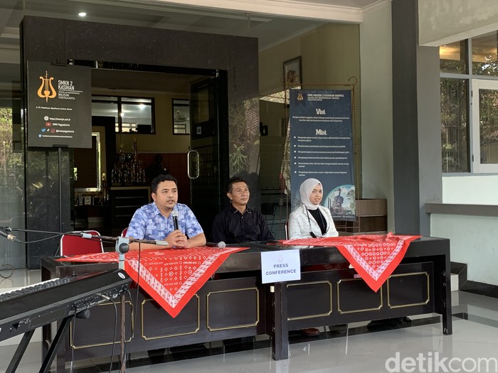 Potret Putri Ariani Sang Golden Buzzer AGT 2023 Disambut Sekolahnya SMM ... Potret Putri Ariani Sang Golden Buzzer AGT 2023 Disambut Sekolahnya SMM ...