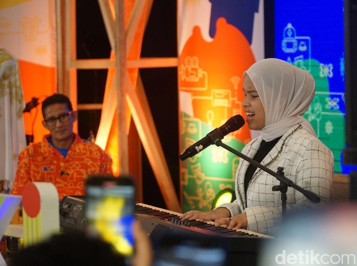Bersama Sandiaga Uno di Purwokerto, Putri Ariani Bawakan Lagu Khusus Bersama Sandiaga Uno di Purwokerto, Putri Ariani Bawakan Lagu Khusus