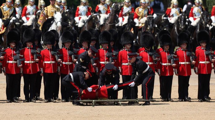 Tentara Kerajaan Inggris Tumbang Diterpa Terik Matahari