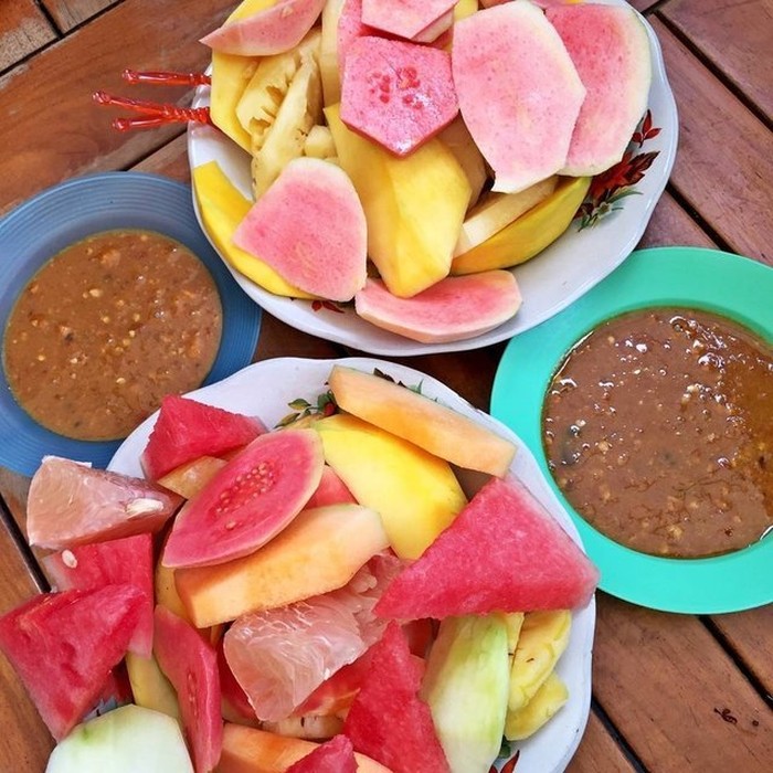 Asam Segar! 20 Rujak Buah Enak Ada di Sini