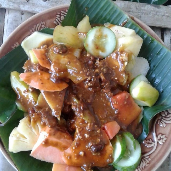Asam Segar! 20 Rujak Buah Enak Ada di Sini