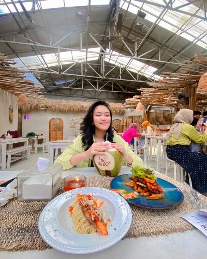 Kulineran Cantik Kirana Velovoice, Anak Andika 'Kangen Band' yang Eksis