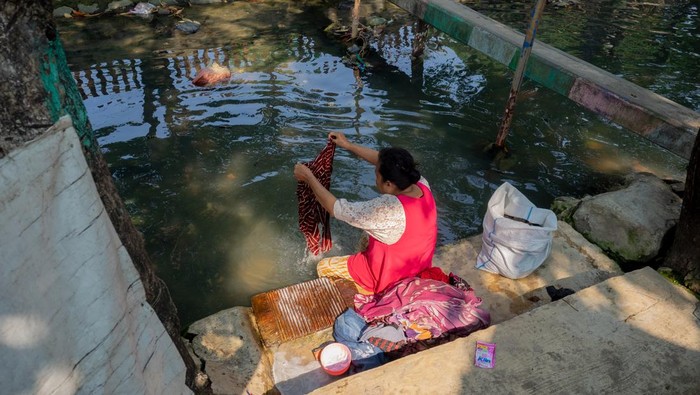 Menghemat Air Bersih, Warga Tangerang Pilih Cuci Baju di Sungai