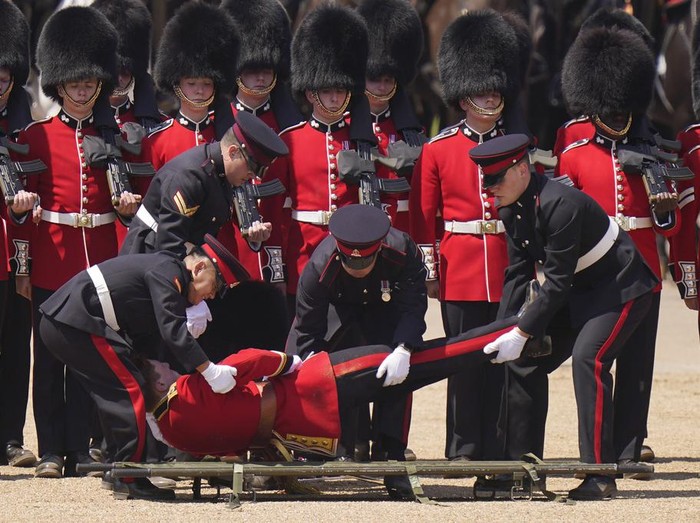 Sejumlah Prajurit Inggris Pingsan Saat Parade Militer