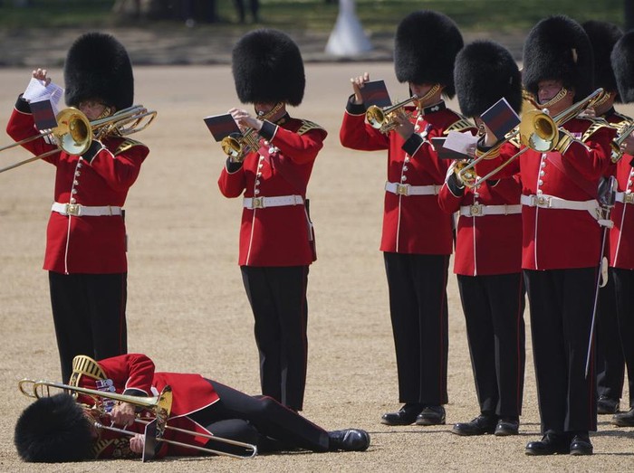 Sejumlah Prajurit Inggris Pingsan Saat Parade Militer