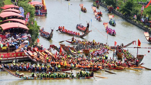 Meriahnya Balap Perahu Naga di China