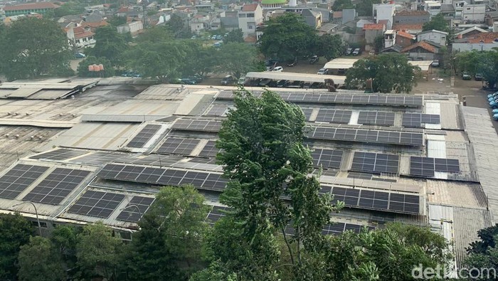 Penampakan PLTS di Atap Kantor Pusat Blue Bird