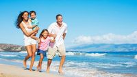 5 Contoh Cerita Tentang Liburan ke Pantai yang Singkat dan Seru!