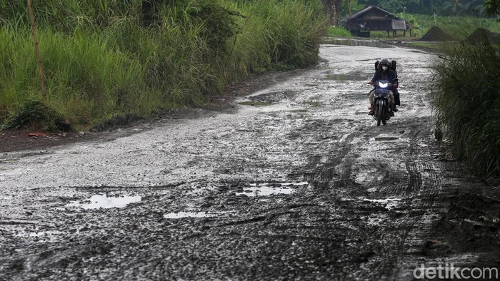 Potret Jalan Rusak Parah di Kabupaten Bogor Potret Jalan Rusak Parah di Kabupaten Bogor