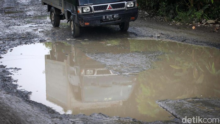 Potret Jalan Rusak Parah di Kabupaten Bogor Potret Jalan Rusak Parah di Kabupaten Bogor