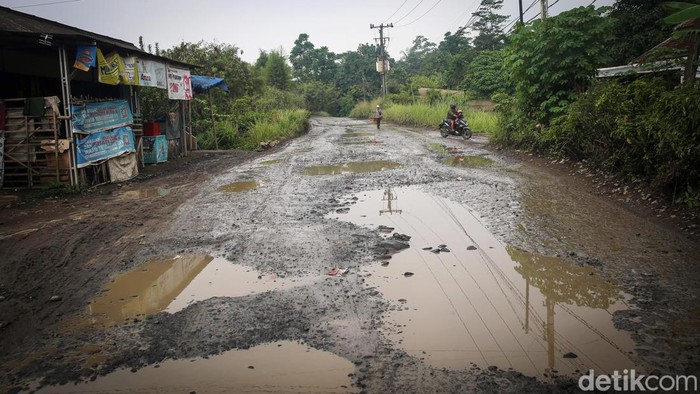 Potret Jalan Rusak Parah di Kabupaten Bogor Potret Jalan Rusak Parah di Kabupaten Bogor