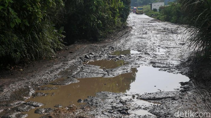 Potret Jalan Rusak Parah di Kabupaten Bogor Potret Jalan Rusak Parah di Kabupaten Bogor