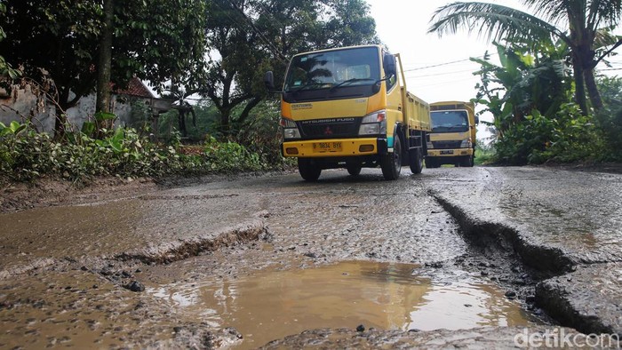 Potret Jalan Rusak Parah di Kabupaten Bogor Potret Jalan Rusak Parah di Kabupaten Bogor