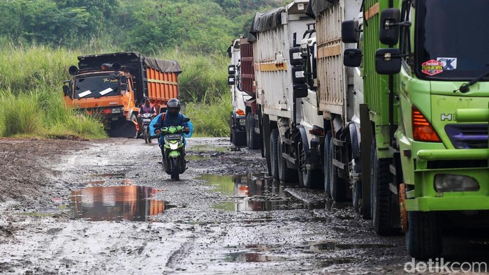 Potret Jalan Rusak Parah di Kabupaten Bogor Potret Jalan Rusak Parah di Kabupaten Bogor