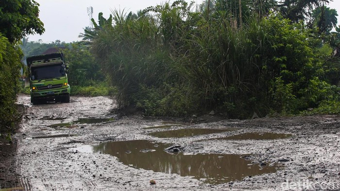 Potret Jalan Rusak Parah di Kabupaten Bogor Potret Jalan Rusak Parah di Kabupaten Bogor