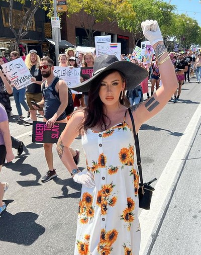 Model Trangender Pamer Dada di Gedung Putih, Kini Diboikot