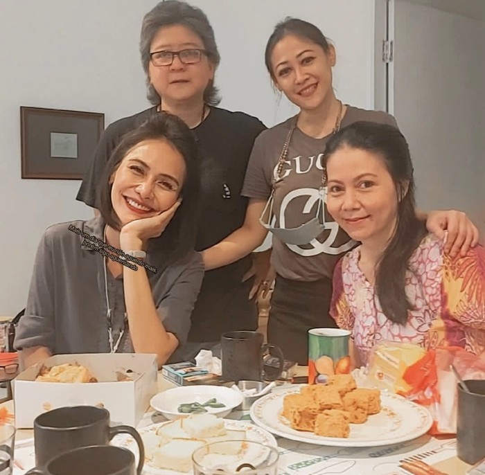 Wenny Ariani Saat Santai dan Kulineran Bersama Anak