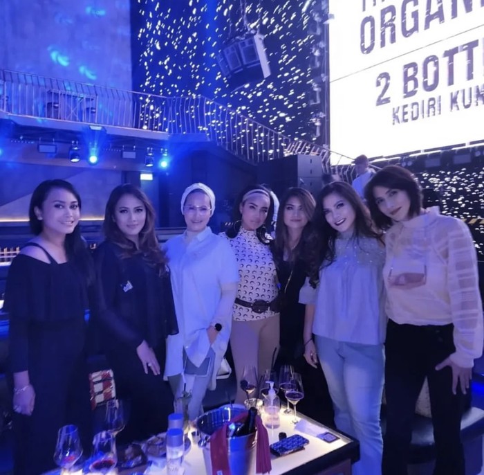 Wenny Ariani Saat Santai dan Kulineran Bersama Anak