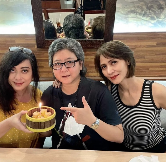 Wenny Ariani Saat Santai dan Kulineran Bersama Anak