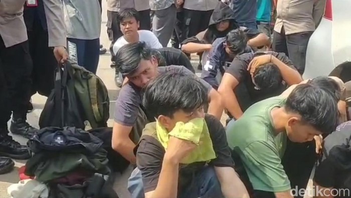 Diduga Mau Bikin Rusuh Demo Ponpes Al-Zaytun, 25 Remaja Diamankan! Diduga Mau Bikin Rusuh Demo Ponpes Al-Zaytun, 25 Remaja Diamankan!