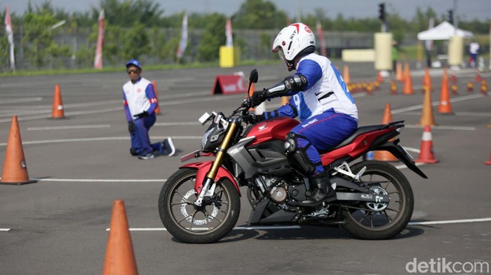 Instruktur Safety Riding Unjuk Kebolehan