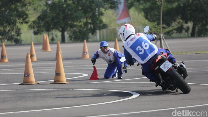 Instruktur Safety Riding Unjuk Kebolehan