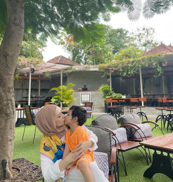 Putri Anne, Istri Arya Saloka, Asyik Hangout di Kafe Bareng Anak