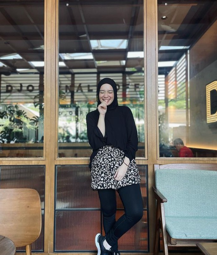 Putri Anne, Istri Arya Saloka, Asyik Hangout di Kafe Bareng Anak