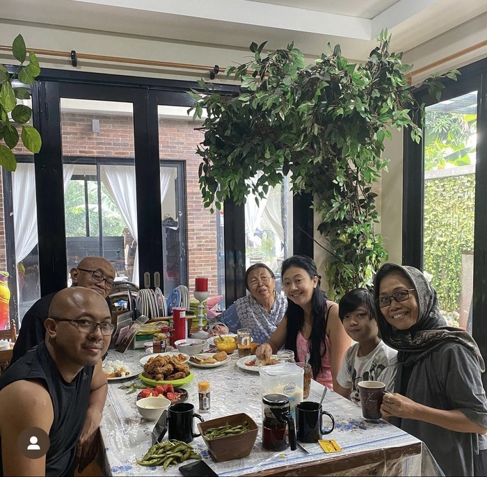 Asri Welas Hobi Masak dan Makan Bareng Keluarga, Ini Momennya