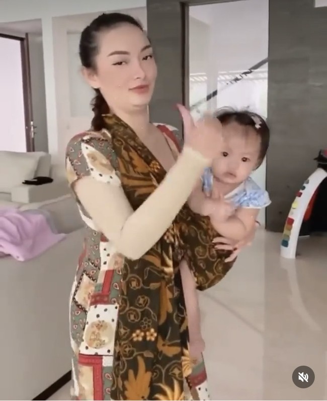 7 Gaya Pedangdut Pakai Daster dan Sandal Jepit, Nella Kharisma Banjir Pujian