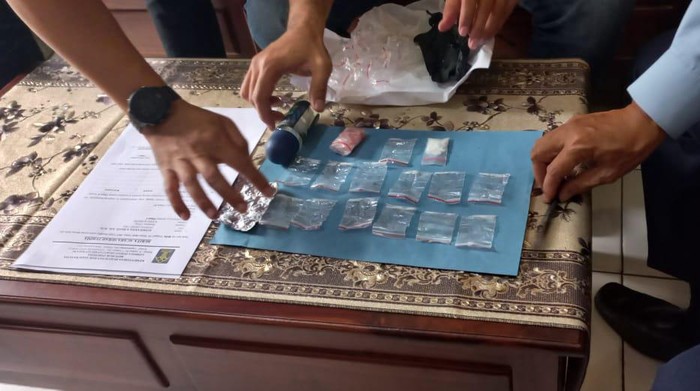 Narkoba Hendak Diselundupkan Nyantol di Pagar Tembok Lapas Malang Narkoba Hendak Diselundupkan Nyantol di Pagar Tembok Lapas Malang