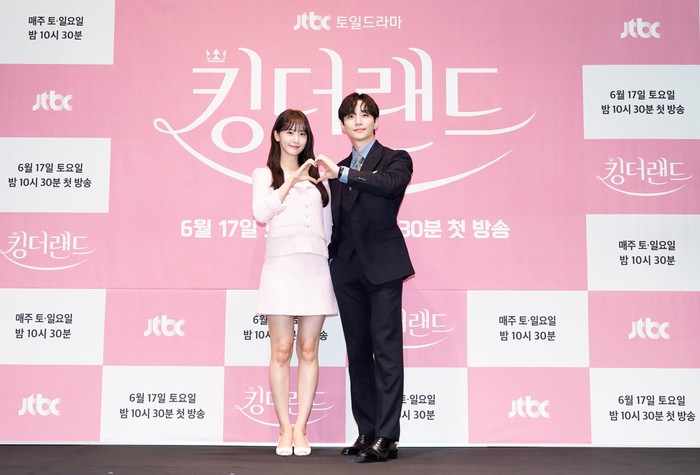 Dari Collab Panggung K-Pop, Yoona dan Junho Kini Pasangan di Drakor!
