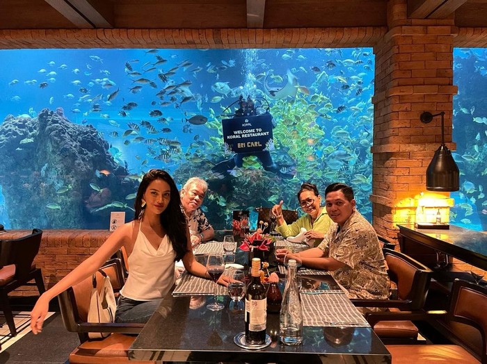 Gaya Keren Erica Carlina saat Minum Wine di Kelab Malam