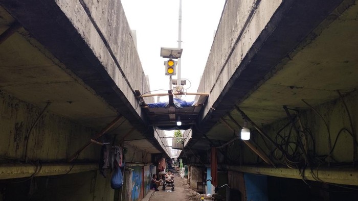 Potret Sesaknya Permukiman Kolong Jembatan Tol Angke Jakbar Potret Sesaknya Permukiman Kolong Jembatan Tol Angke Jakbar