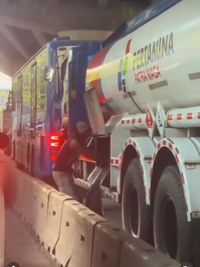 Polisi Selidiki Viral Pria Curi BBM dari Truk Tangki Pertamina di Priok