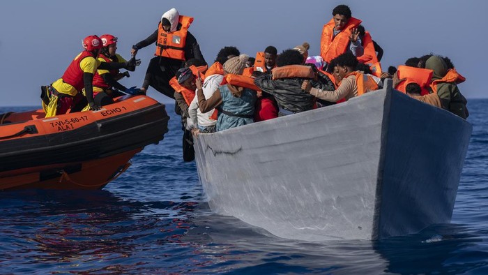 Potret Kapal Kayu Migran Terombang-ambing di Laut Mediterania