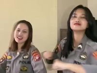 Heboh 2 Wanita Joget Pakai Seragam Polisi Milik Teman, Propam Usut